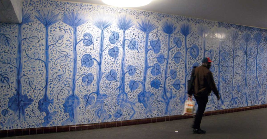 Paris. Une fresque symbolise le renouveau de la station Château-Rouge ...