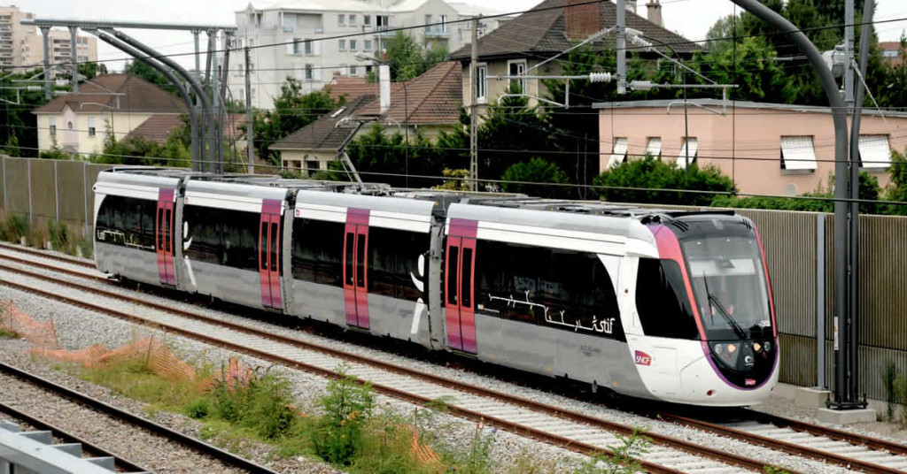 Le tram T 11 sous les sunlights - Rail Passion