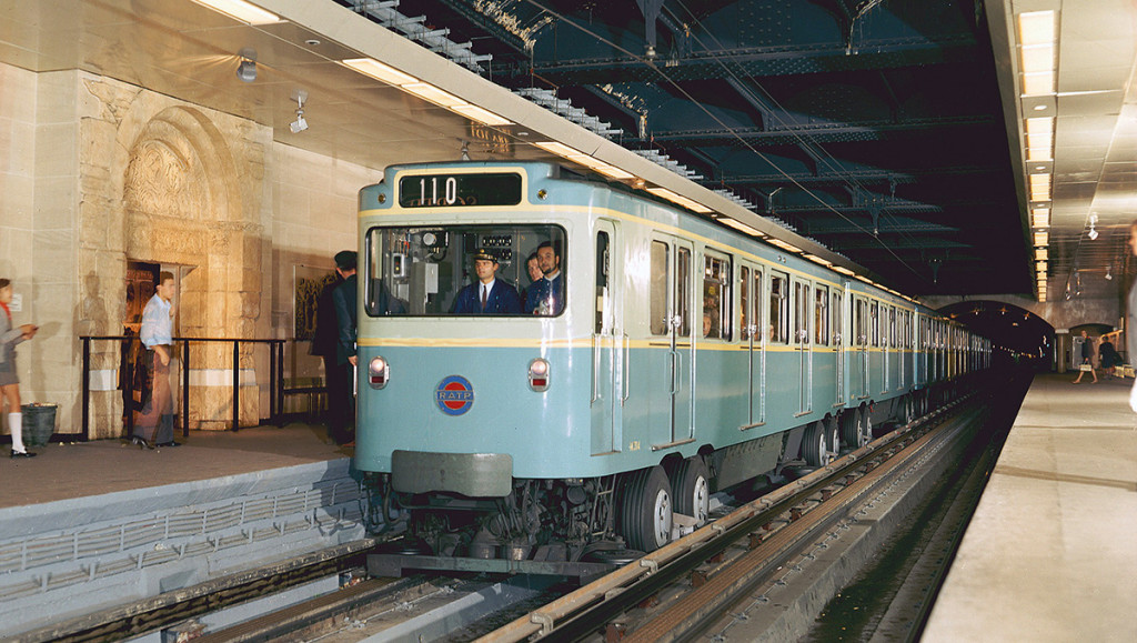 MP59 A QUAI DE LA STATION LOUVRE. (PV DEPUIS TUNNEL AVEC VOUTE EN 1 ER ...