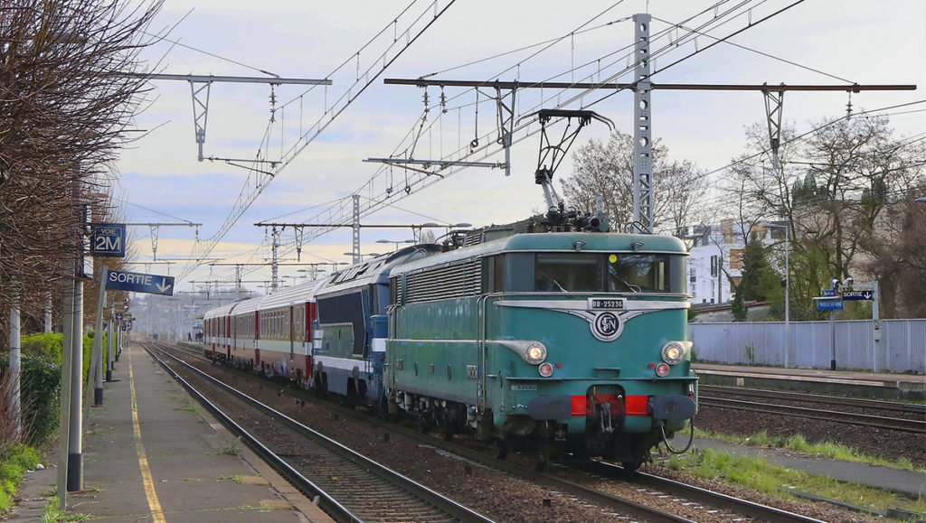 La BB 25236 reprend du service à la Cellule des matériels radiés - Rail Passion