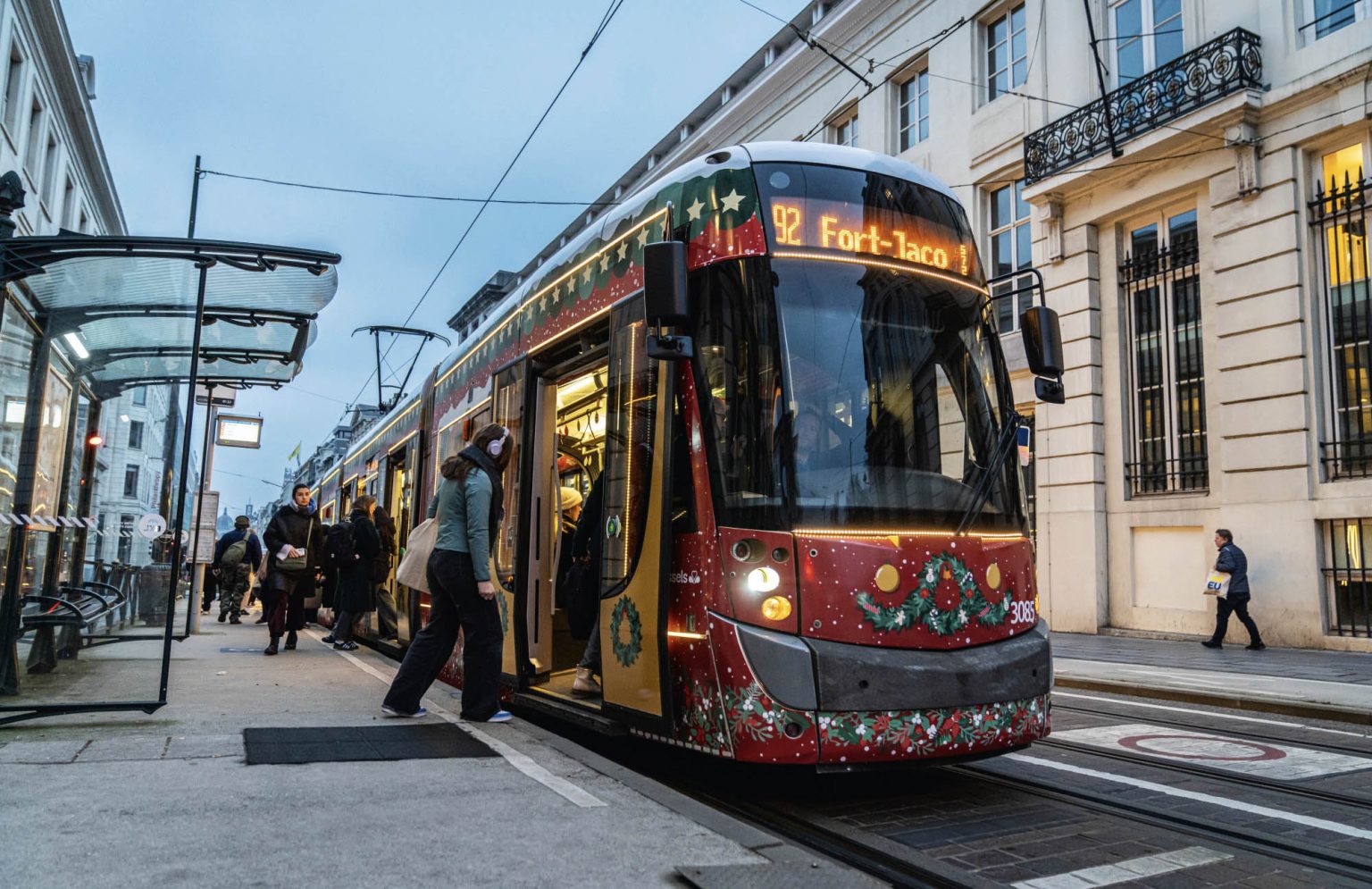 Bruxelles. La STIB célèbre Noël avec un tram spécial - laviedurail